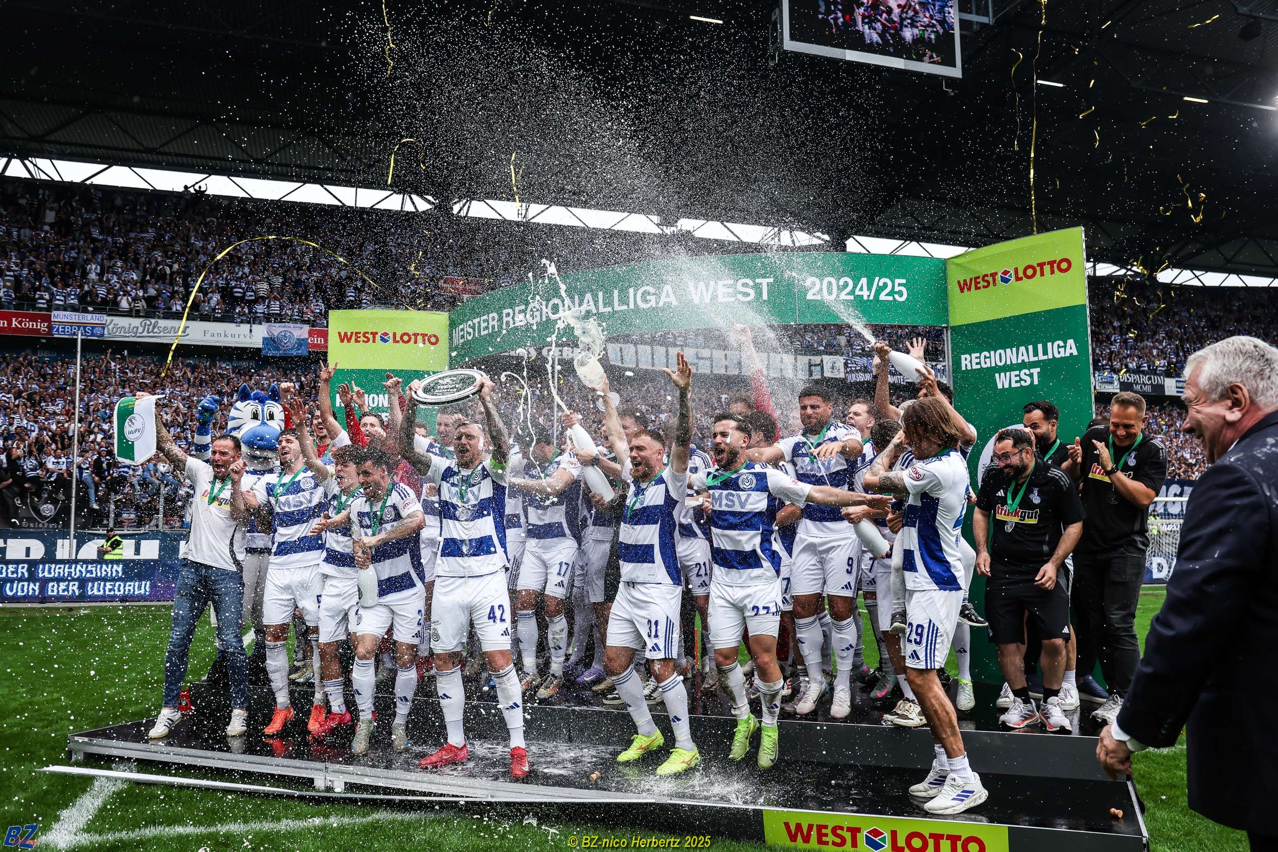 MSV Duisburg ist Meister der Regionalliga-West - Fotoimpressionen von und um die Ehrung - BZ ...